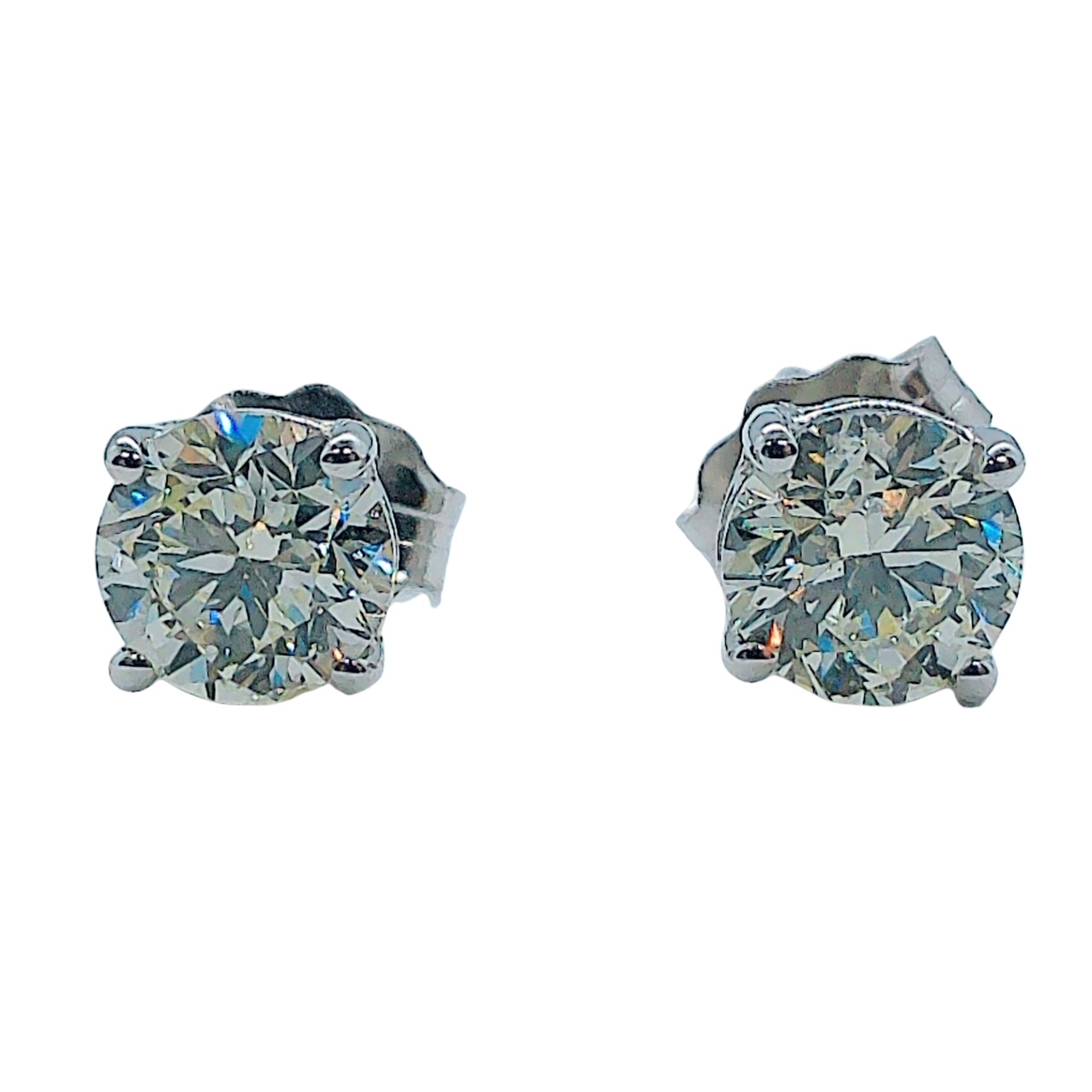 round cut diamond stud earrings