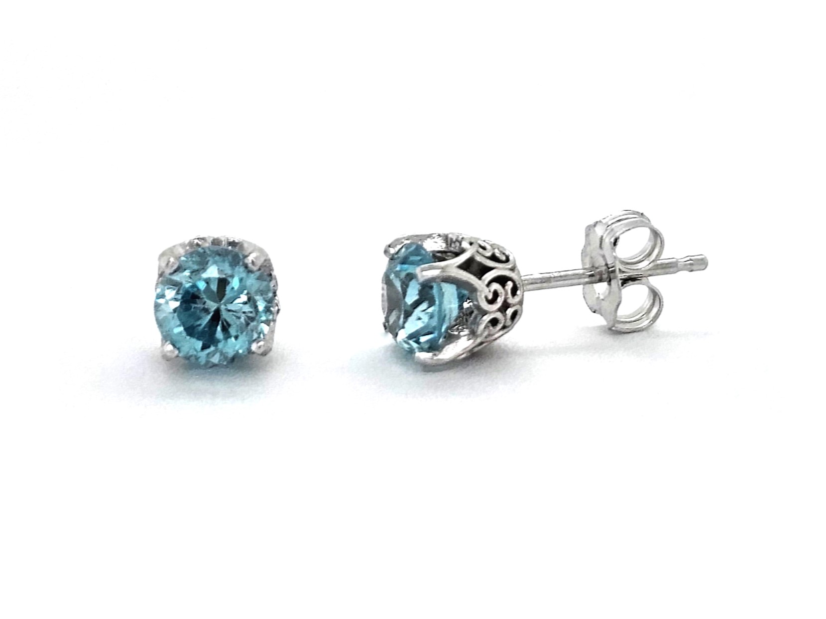 GLAMIRA Round 2 Carat Studs Blue Zircon 14K White Gold Women s Earring Wartortle